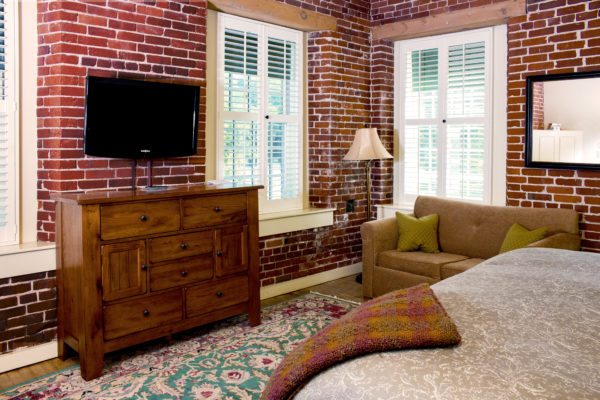 Home - The Common Man Inn Claremont